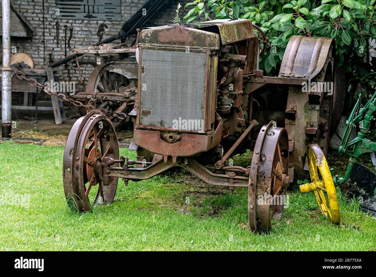 Abandoned tractors hi-res stock photography and images - Alamy