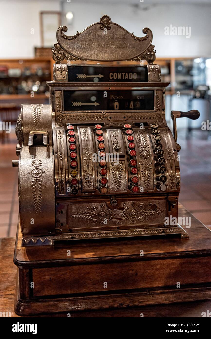 Cashier change hi-res stock photography and images - Alamy