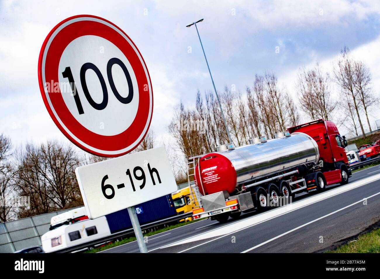 Kilometer sign hi-res stock photography and images - Alamy