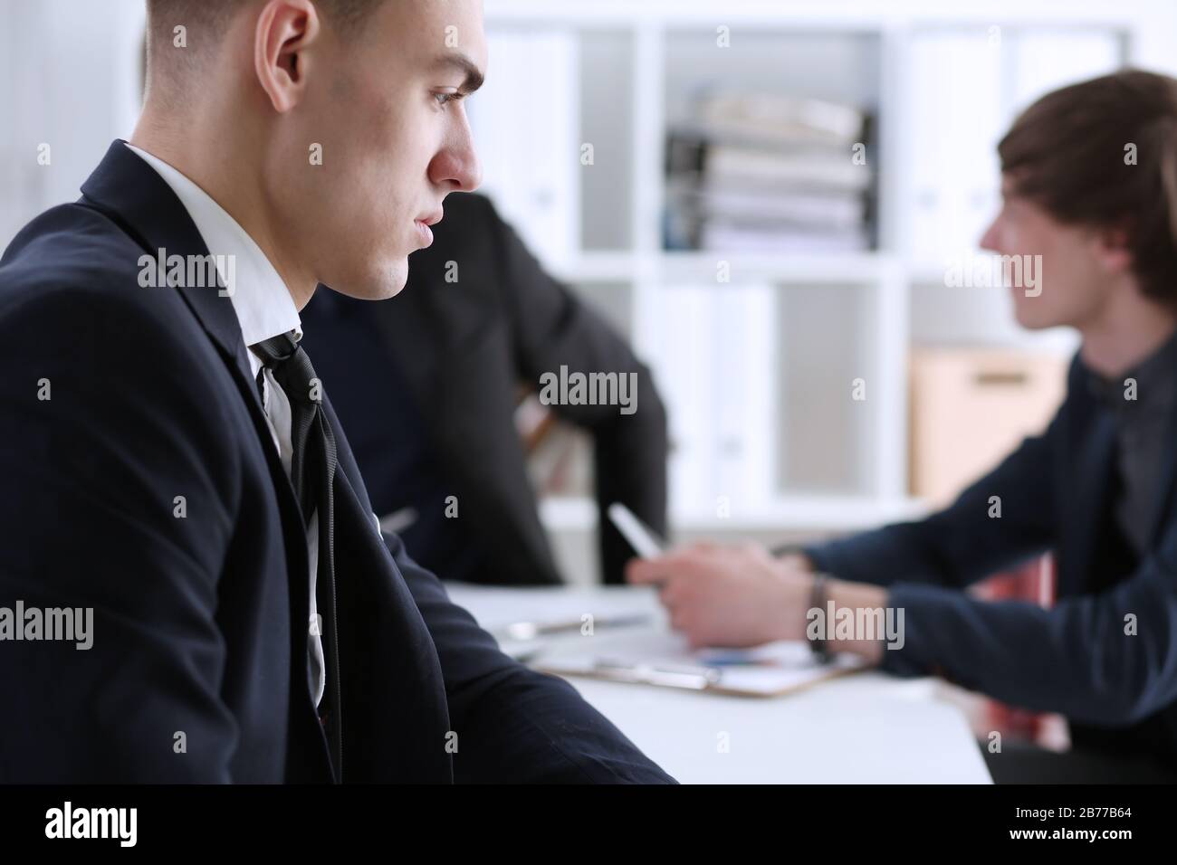 Argue group man hi-res stock photography and images - Alamy