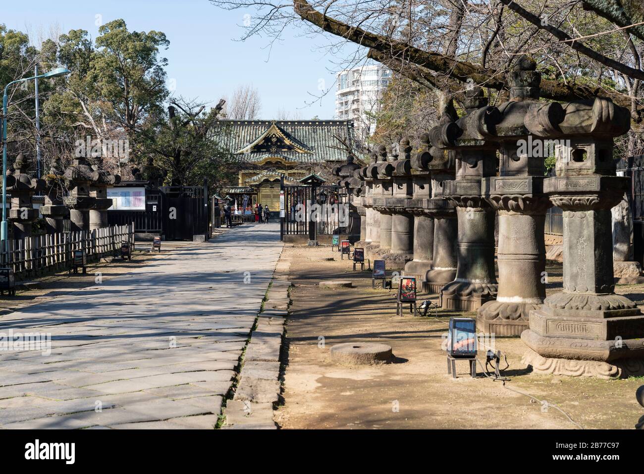Ueno Toshogu Shrine, Ueno Park, Taito-Ku, Tokyo, Japan Stock Photo - Alamy