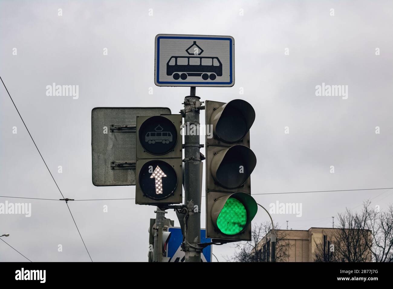 Car waiting traffic light signal hi-res stock photography and images ...