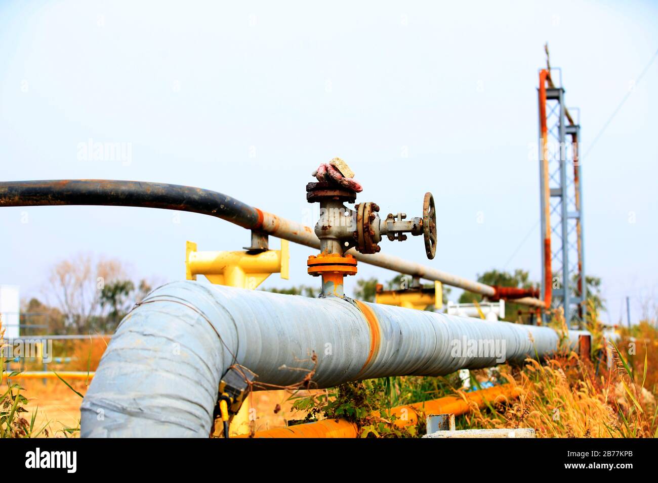 Oil field scene, oil pipelines and facilities Stock Photo - Alamy