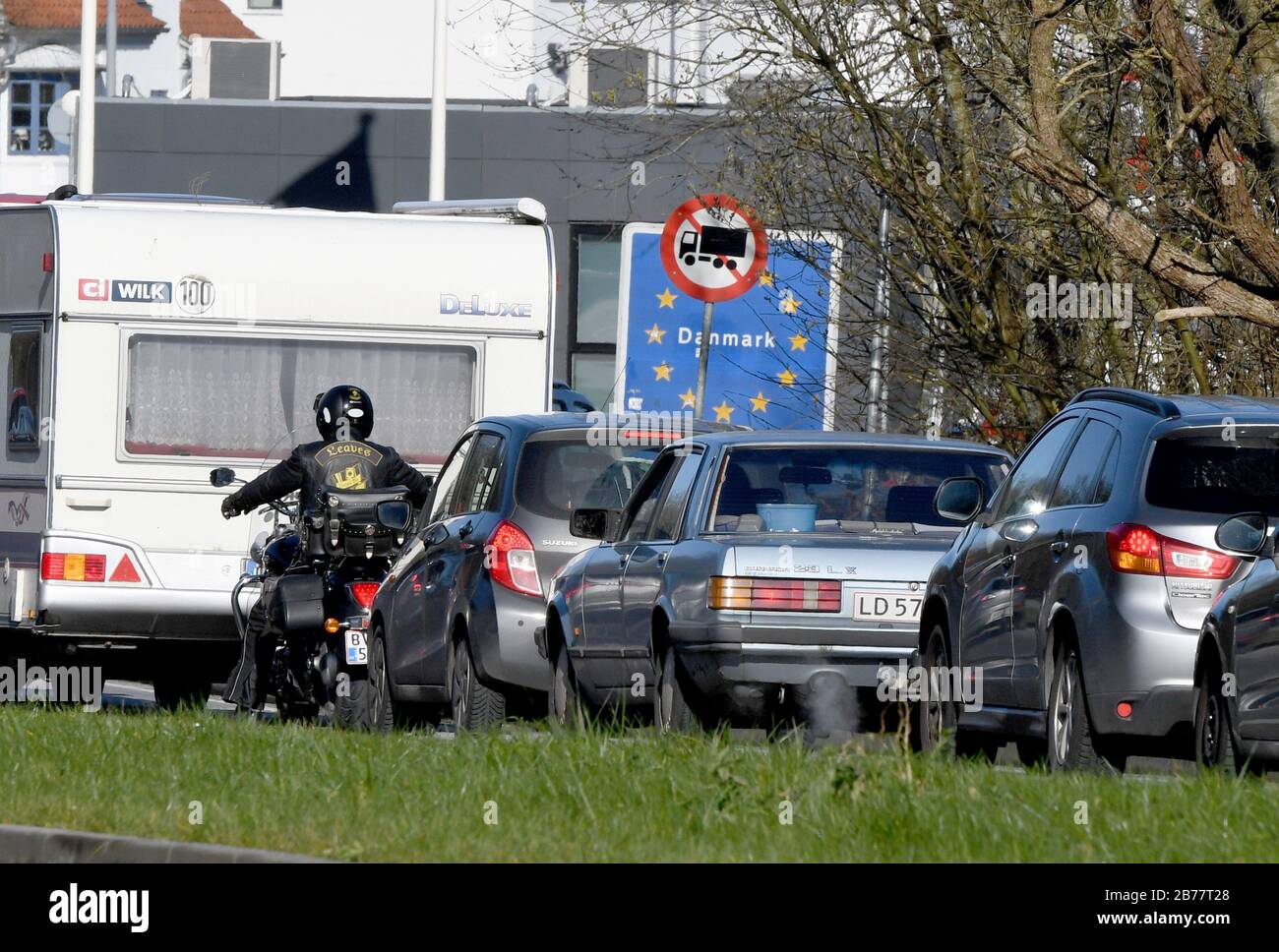 Flensburg, Germany. 14th Mar, 2020. Cars drive north to the German ...