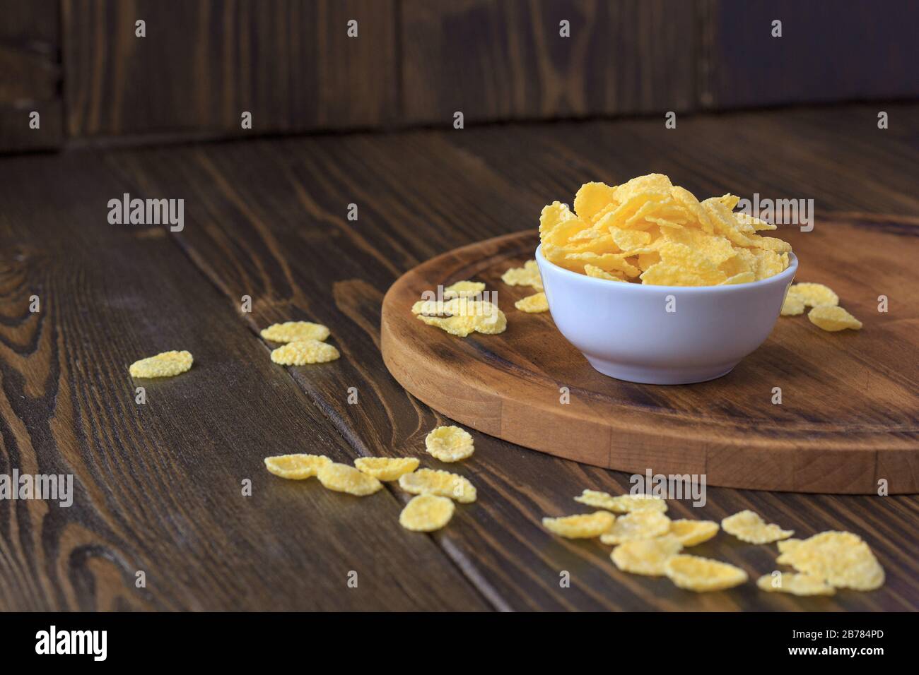 Corn flakes in bowl - cereal breakfast ready to eat Stock Photo - Alamy