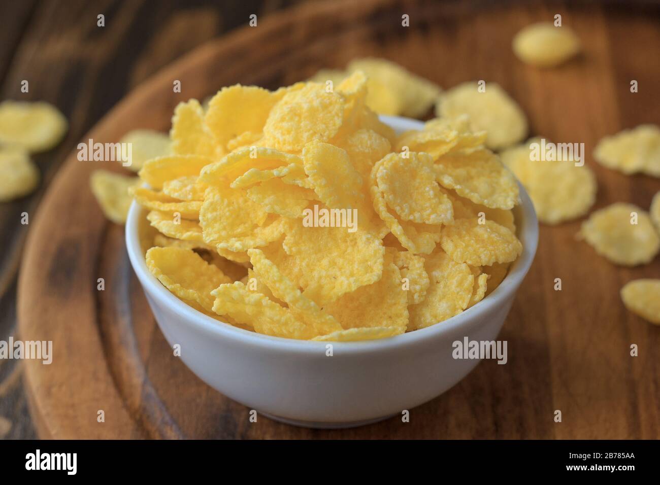 Corn flakes in bowl - cereal breakfast ready to eat Stock Photo - Alamy