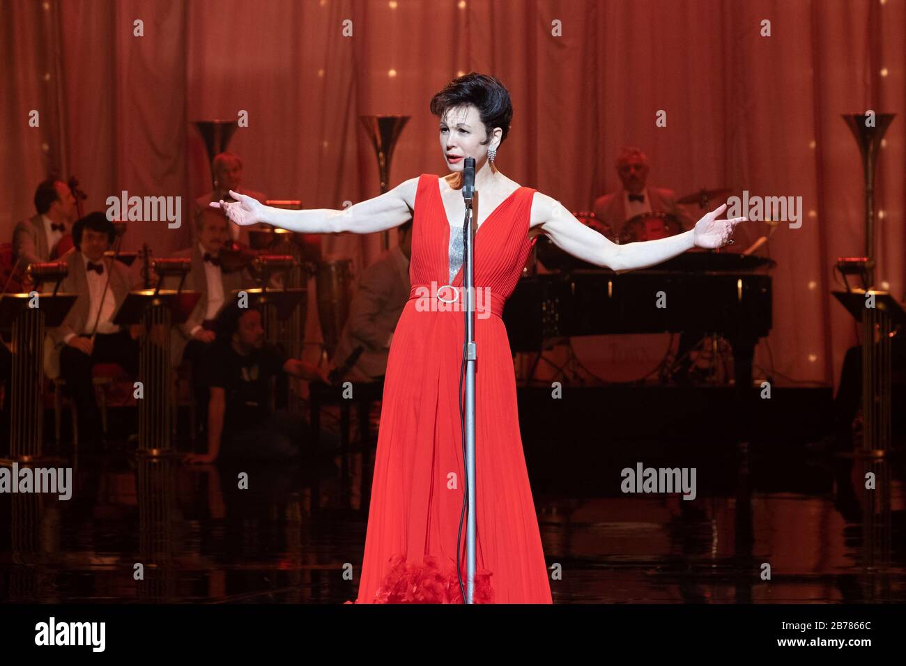 RENEE ZELLWEGER in JUDY (2019), directed by RUPERT GOOLD. Credit: Twentieth Century-Fox / Album ...