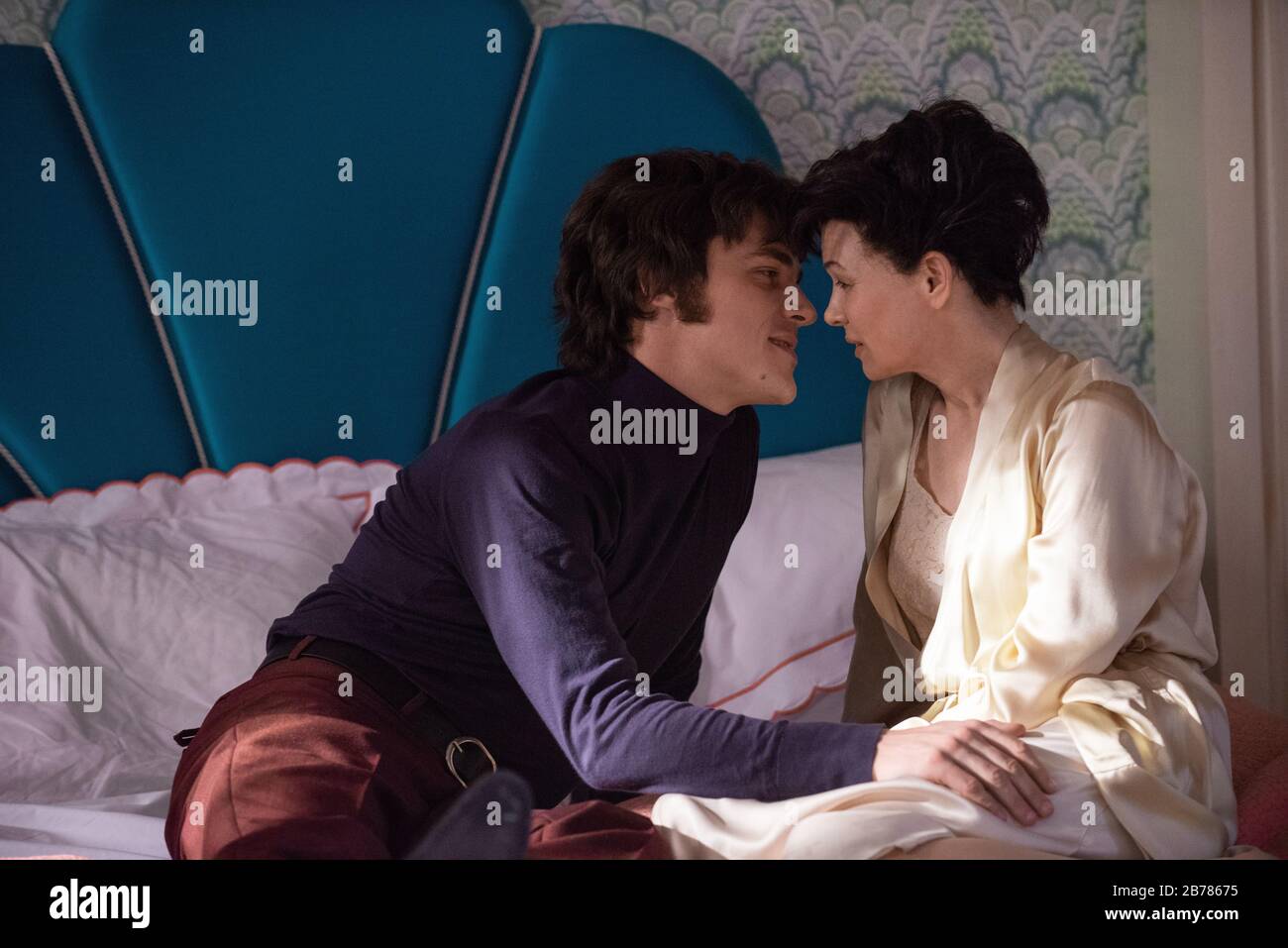 RENEE ZELLWEGER and FINN WITTROCK in JUDY (2019), directed by RUPERT ...