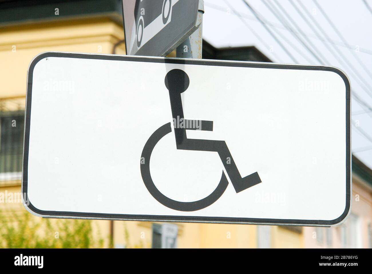 Parking for disabled persons sign at street Stock Photo - Alamy