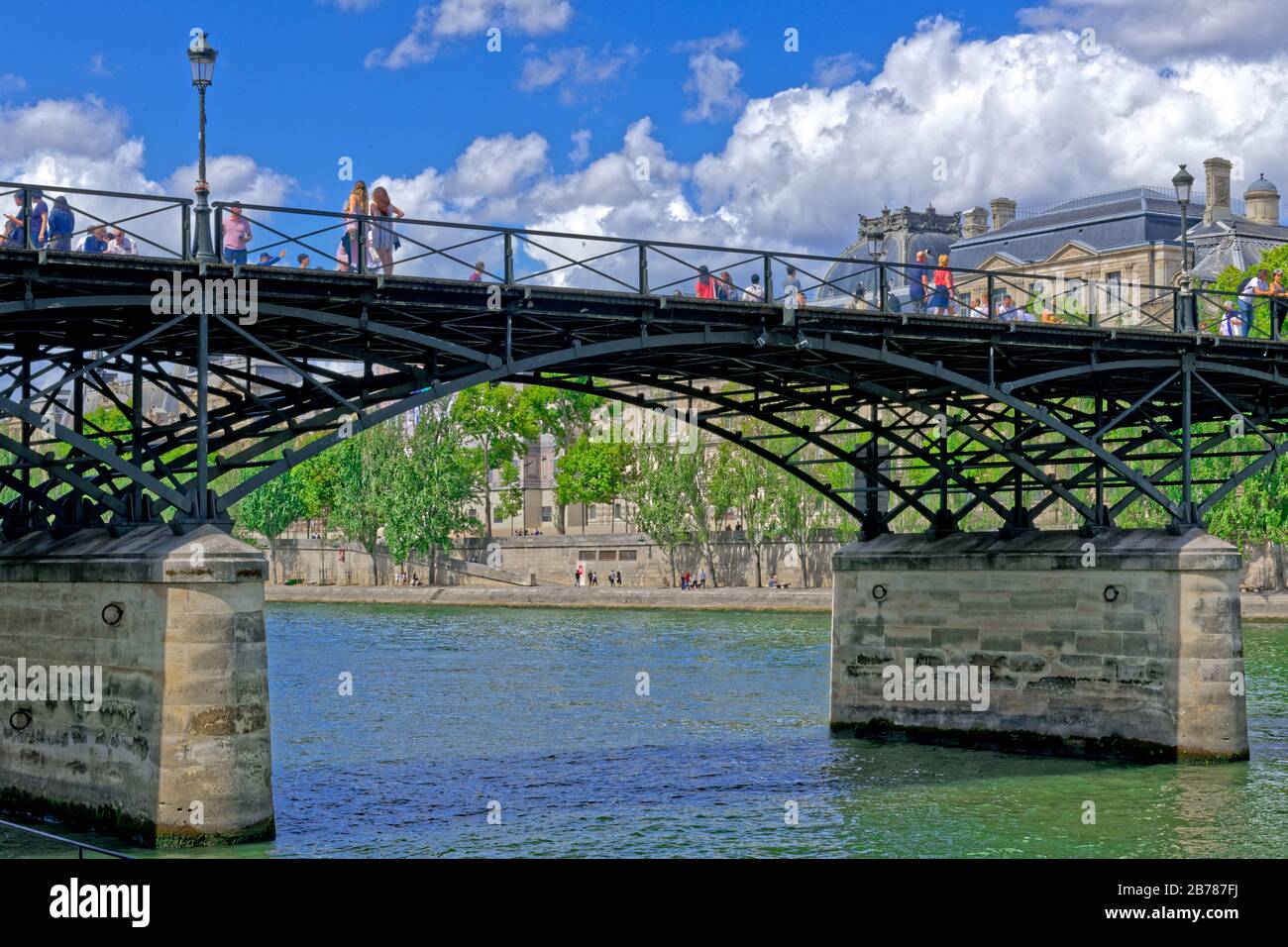 Bridge spring paris hi-res stock photography and images - Alamy