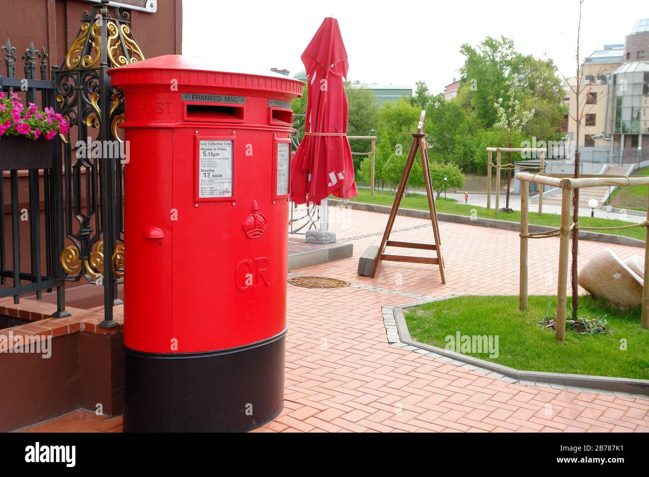 Traditional british red post box on street Stock Photo - Alamy