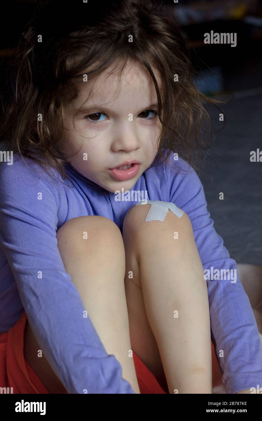 Child band aid on knee hi-res stock photography and images - Alamy