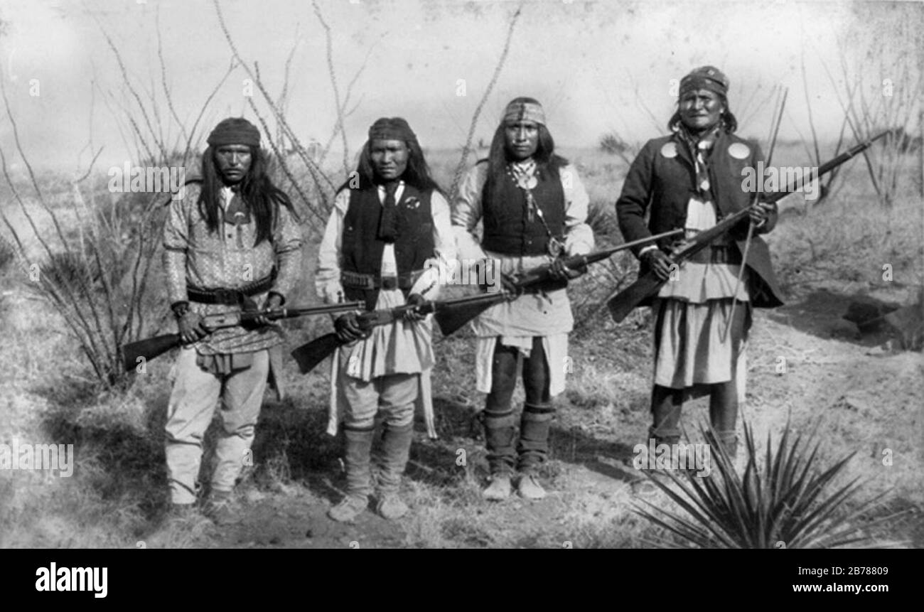 Apache chieff Geronimo (right) and his warriors in 1886 Stock Photo - Alamy