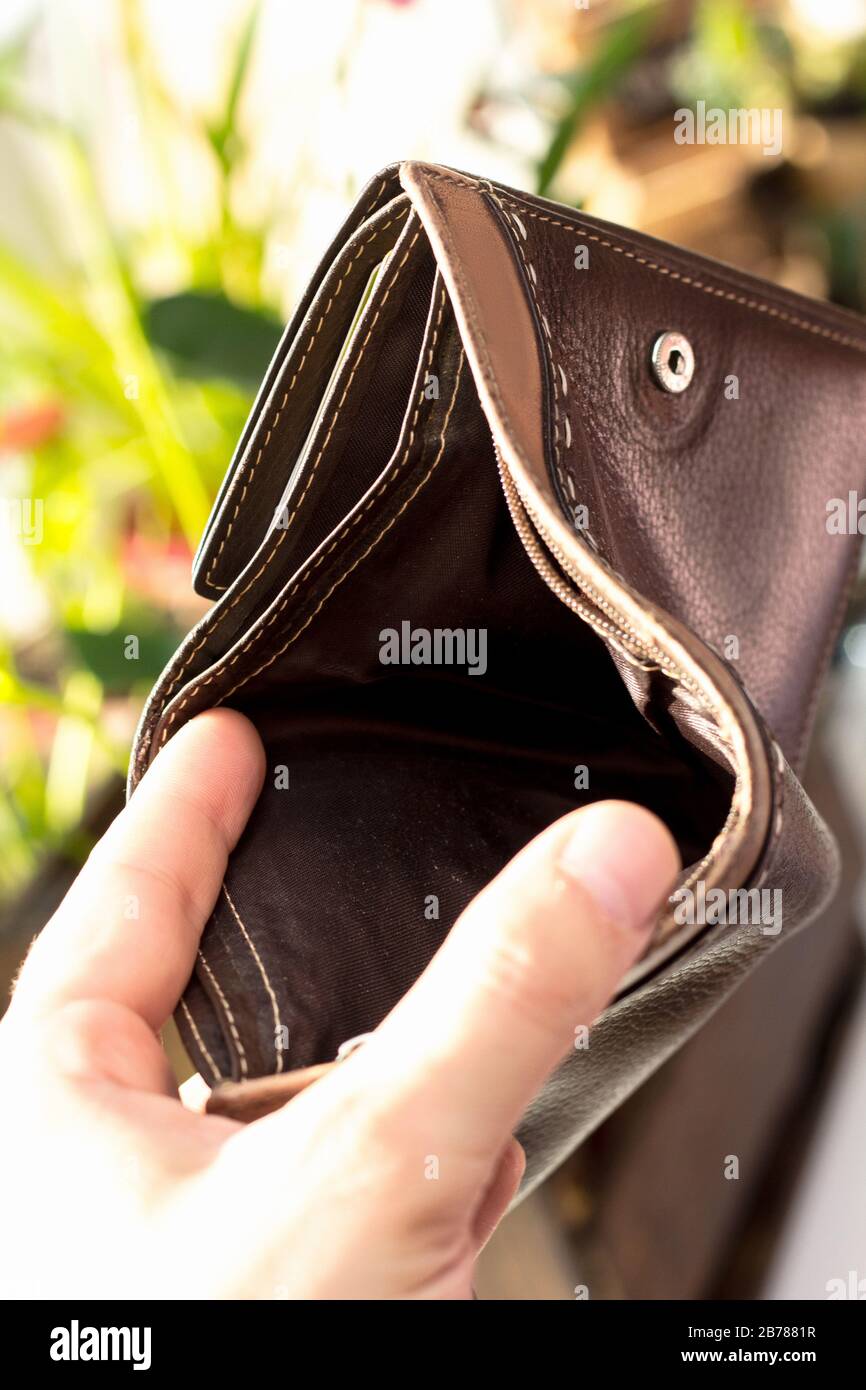 Hand with empty wallet as banrupt concept Stock Photo - Alamy