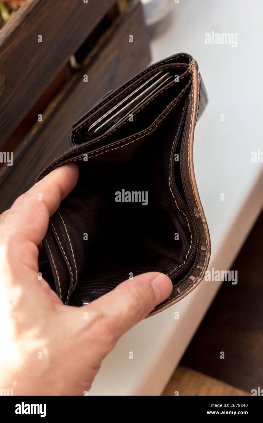 Hand with empty wallet as banrupt concept Stock Photo - Alamy