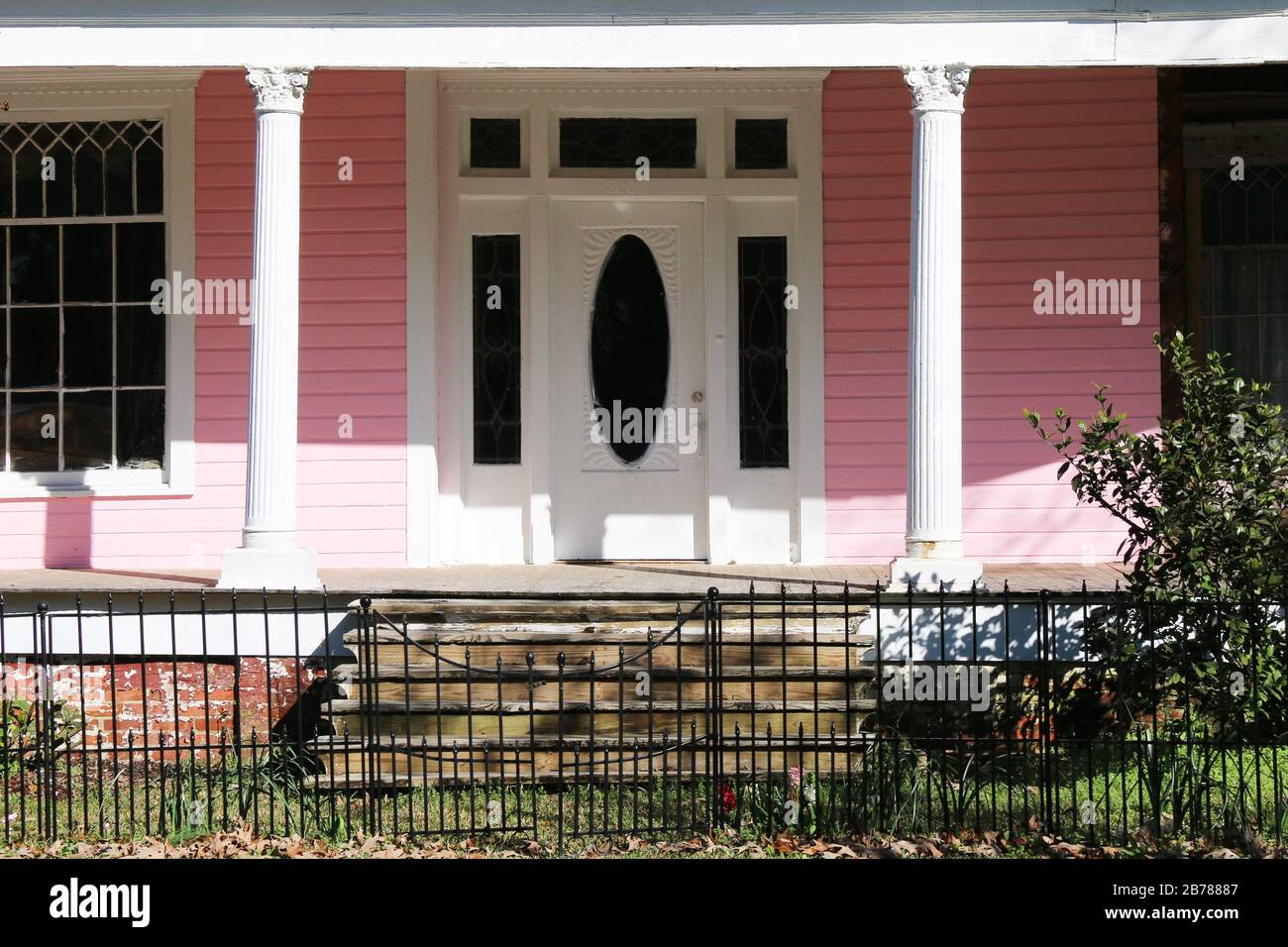Pink doors to the porch hi-res stock photography and images - Alamy