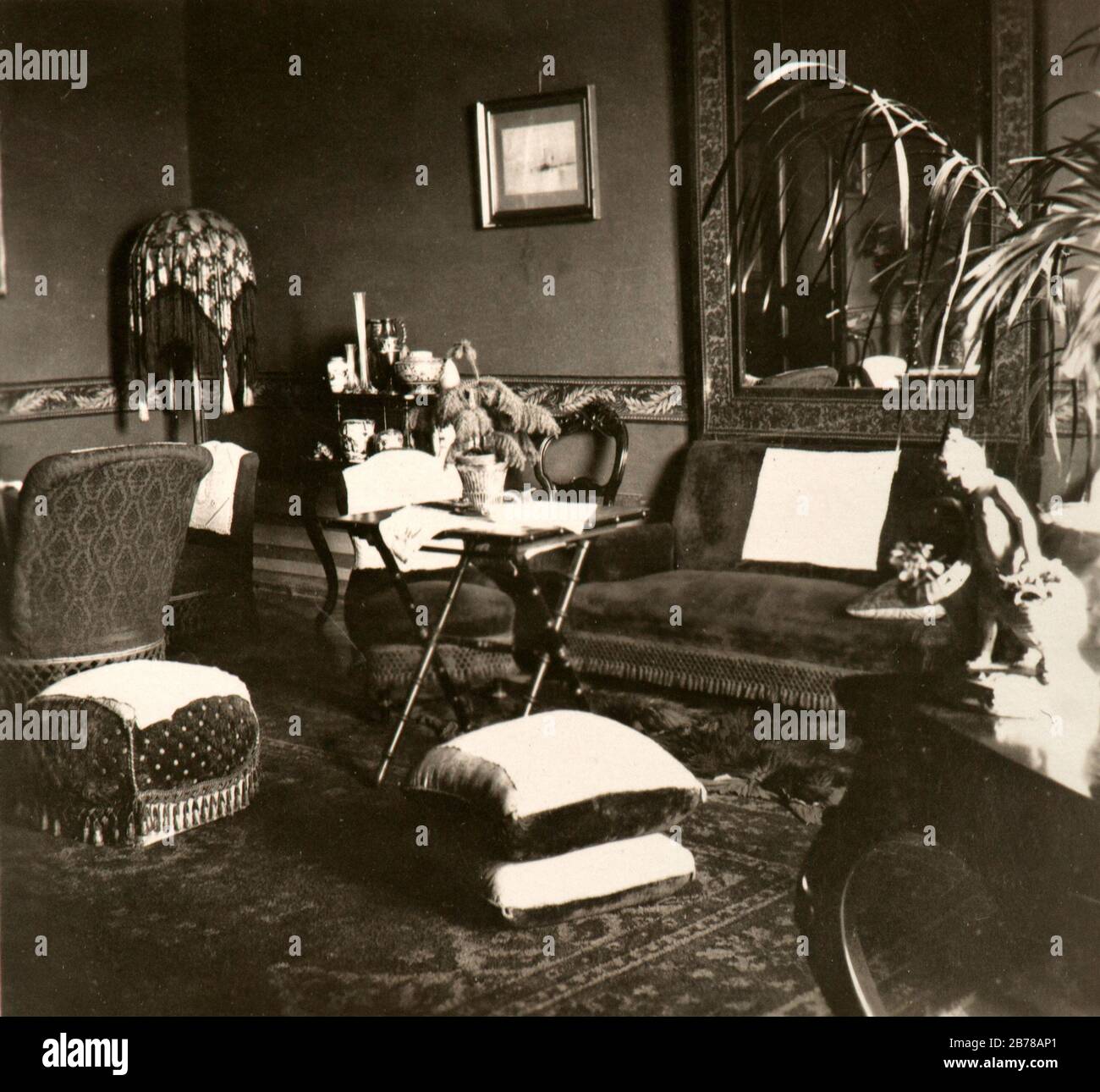 1930s family living room hi-res stock photography and images - Alamy