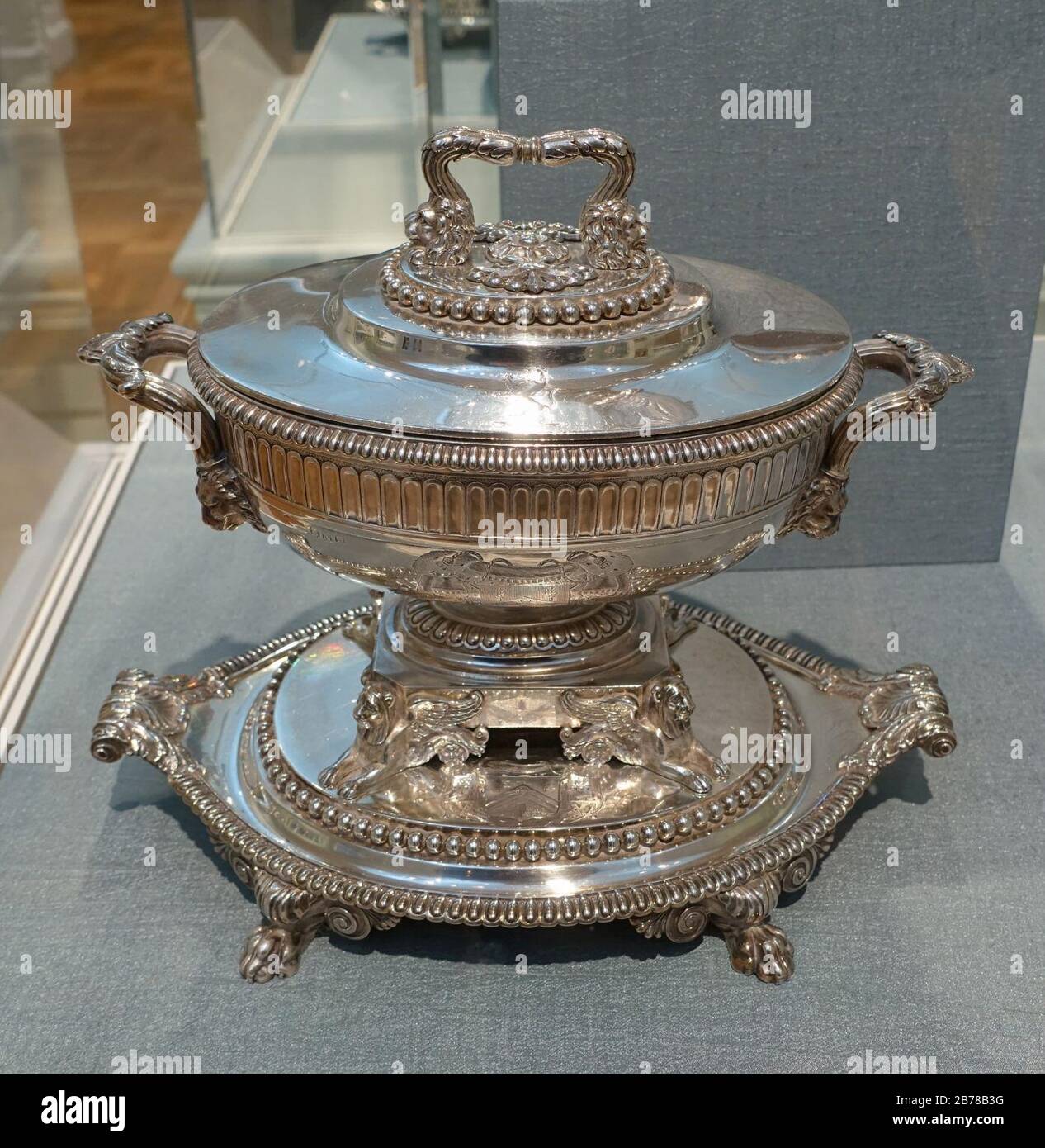 George III sauce tureen with cover on stand (one of a pair), Paul Storr ...