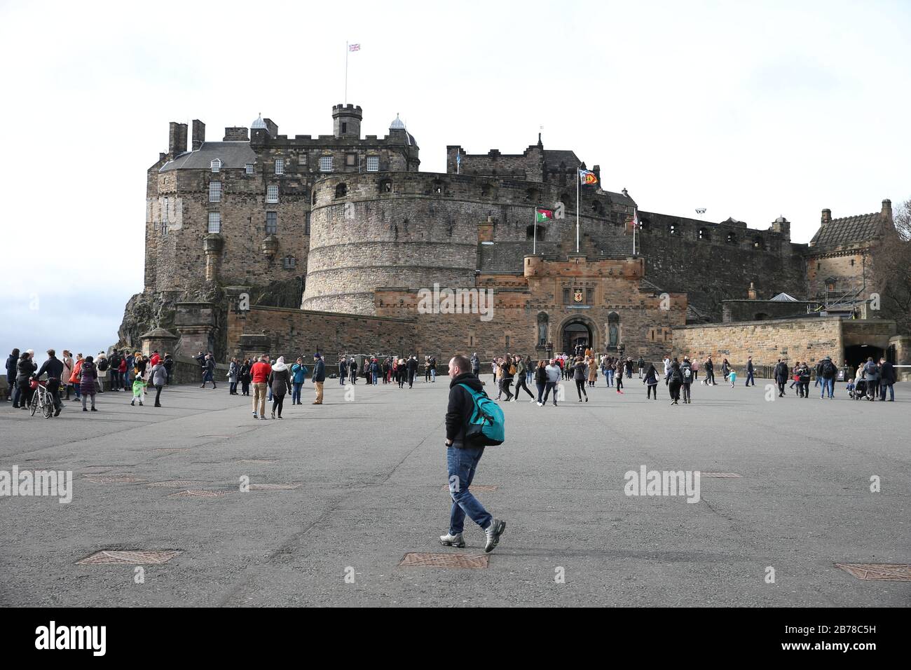 Visitors edinburgh castle esplanade hi-res stock photography and images ...
