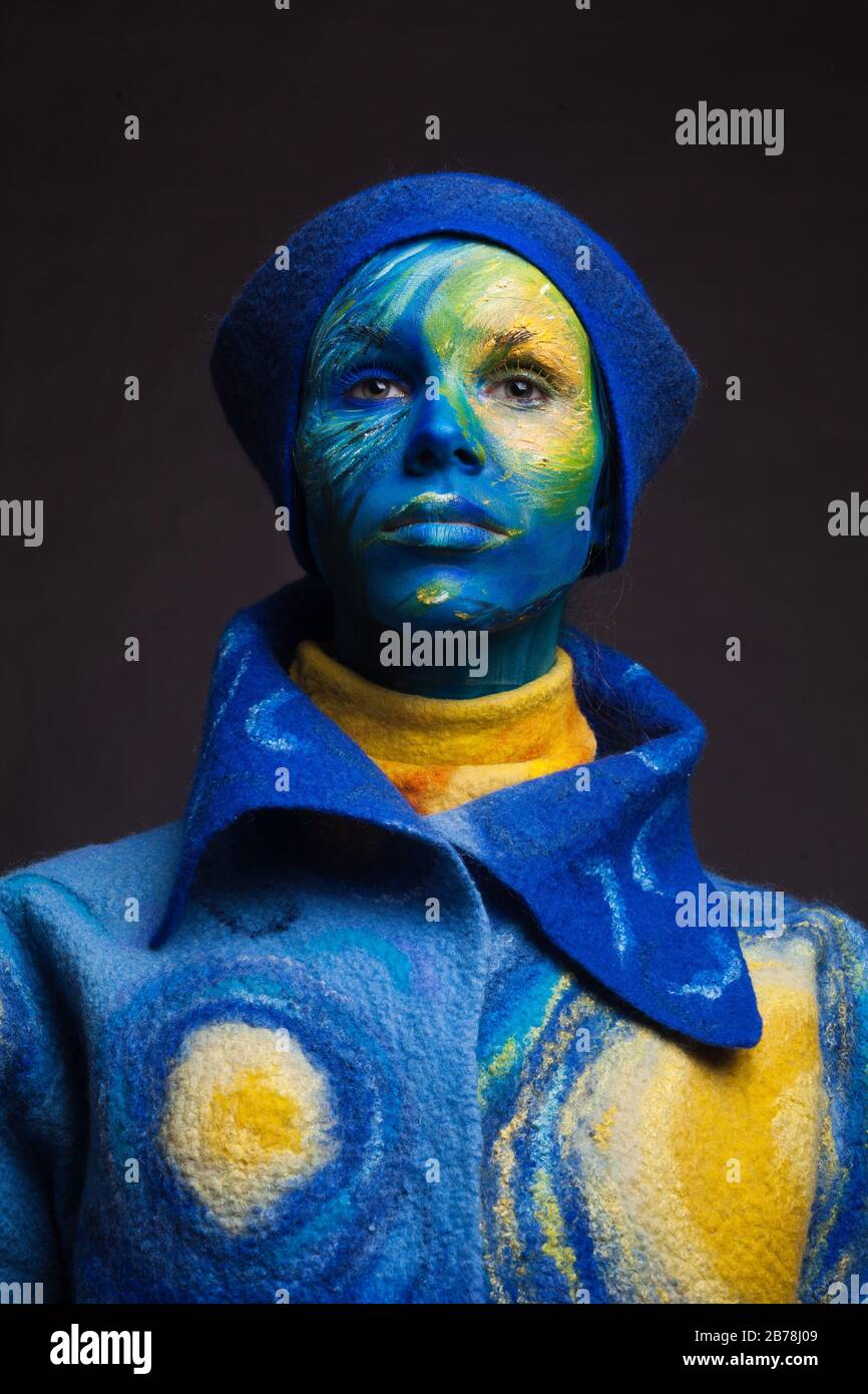 Living painting - woman completely covered with thick paint, body art ...