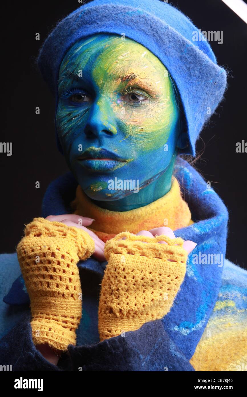 Living painting - woman completely covered with thick paint, body art ...