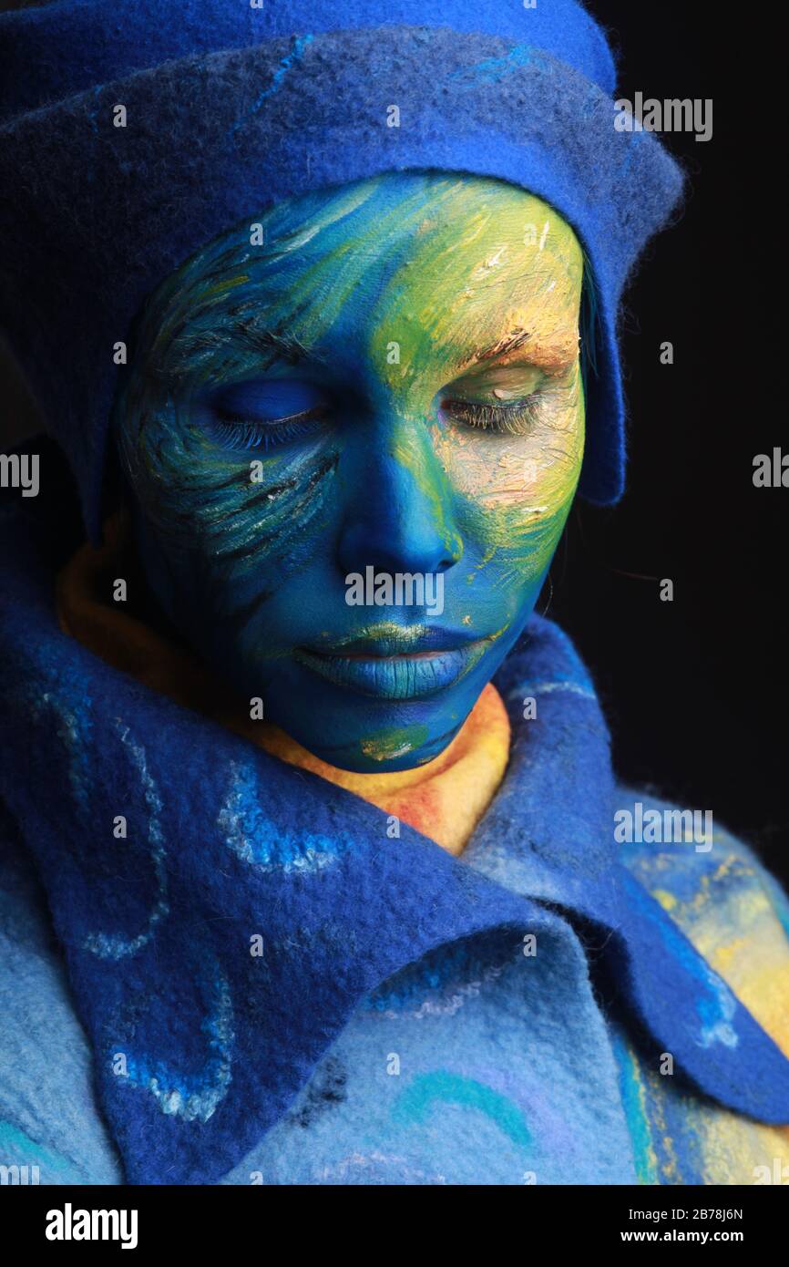 Living painting - woman completely covered with thick paint, body art ...