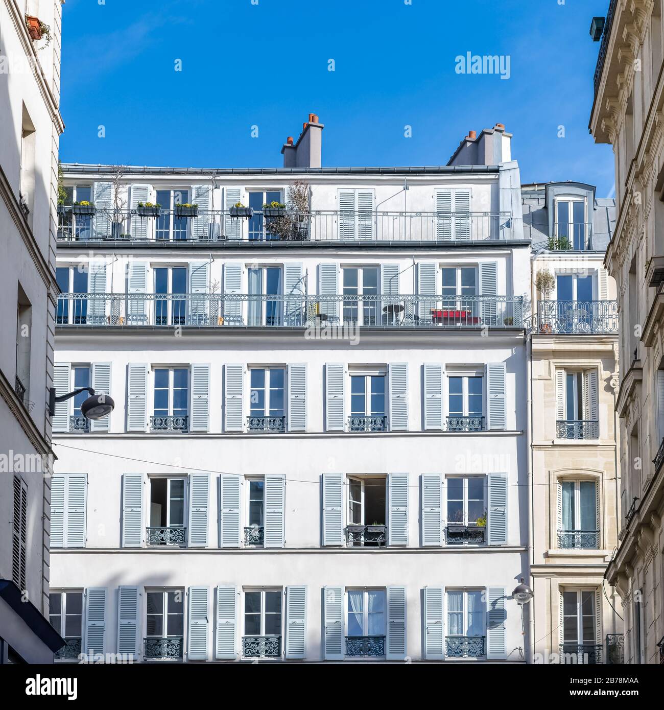 Typical paris flat building hi-res stock photography and images - Alamy