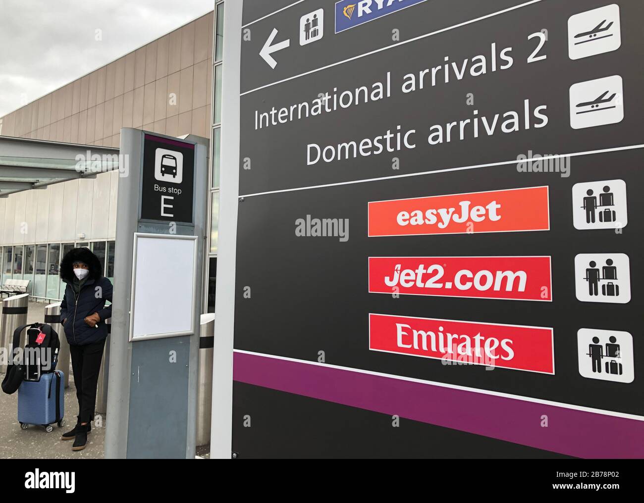 A passenger wearing a face mask at Edinburgh Airport Stock Photo - Alamy