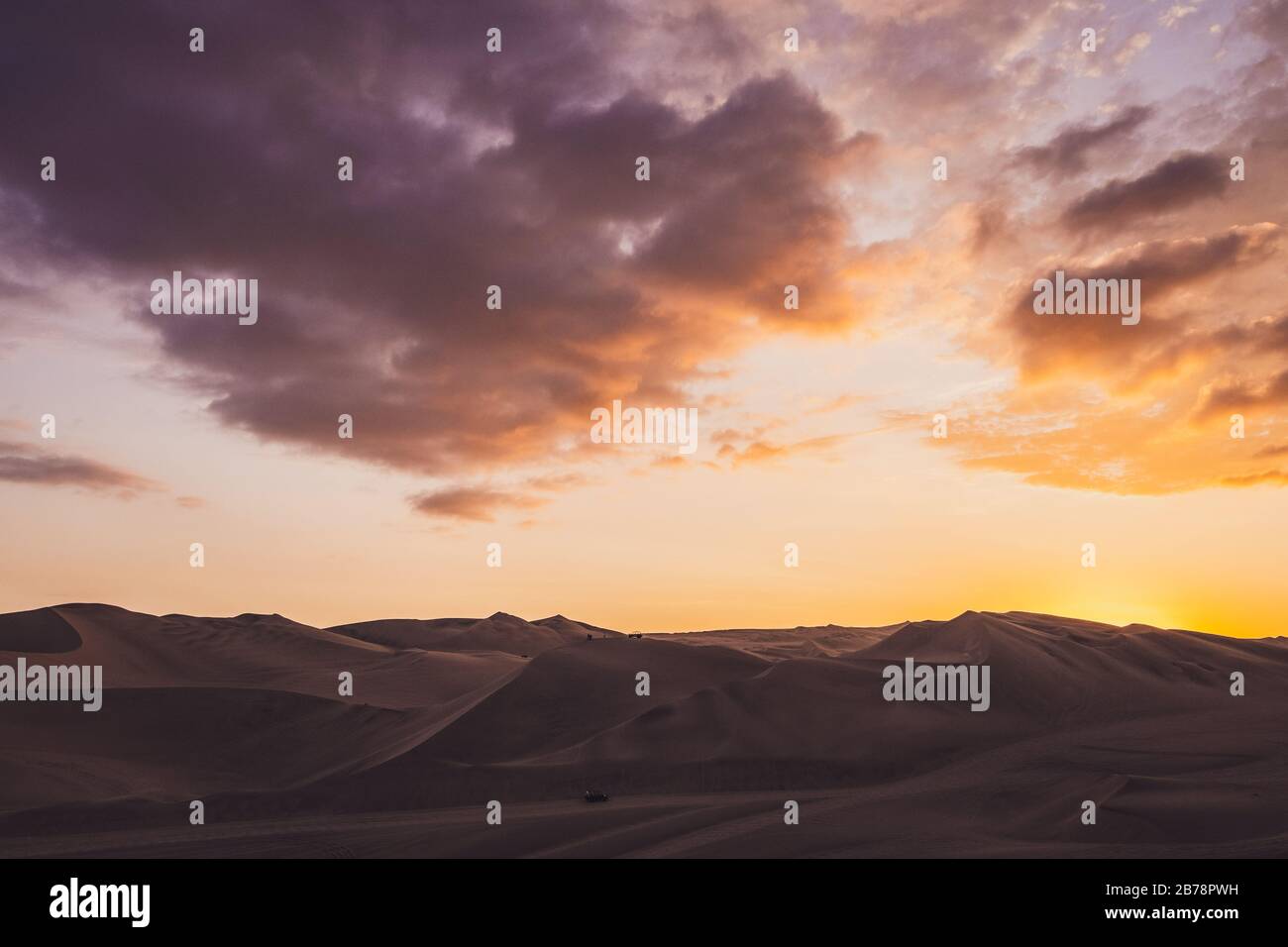 Beautiful sunset in the desert Stock Photo - Alamy