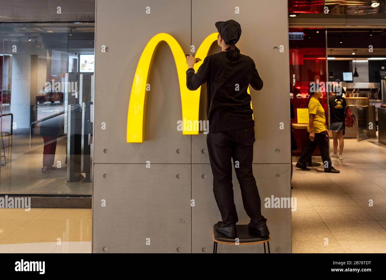 Mcdonalds worker 2019 hi-res stock photography and images - Alamy