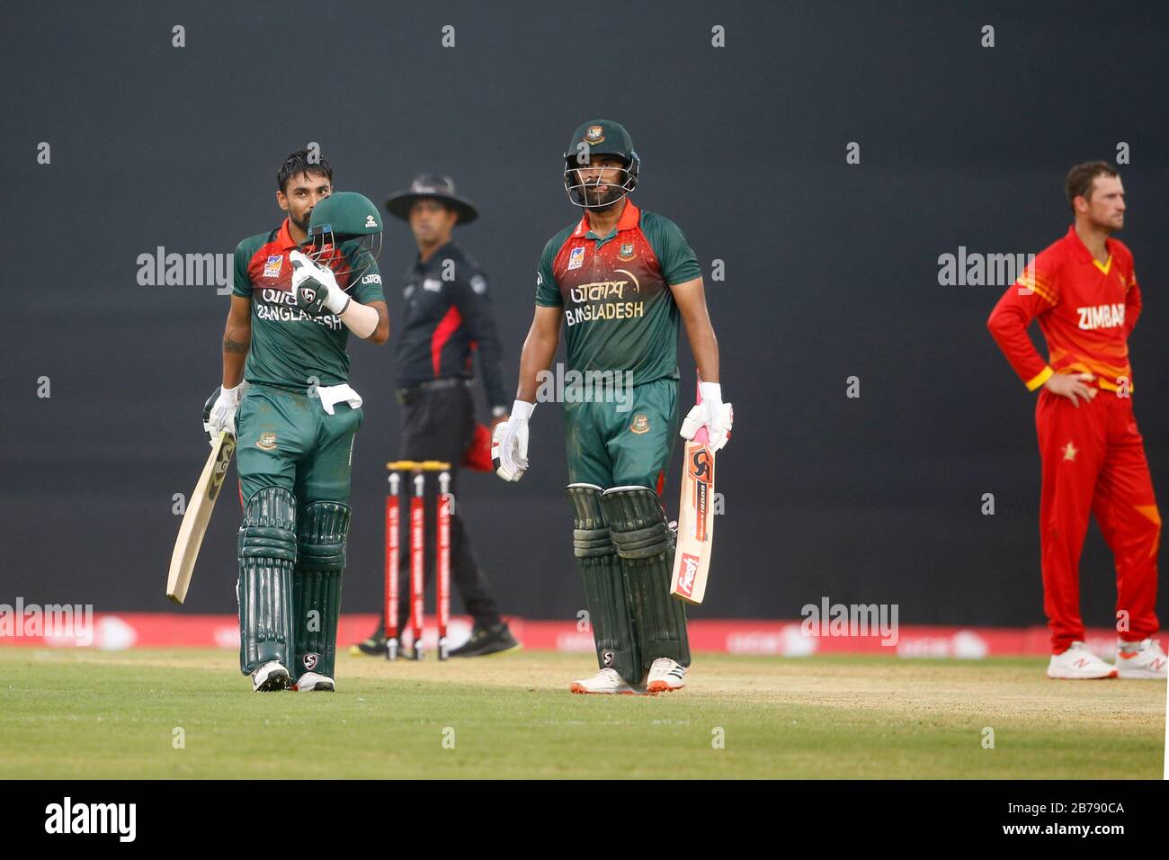 Wicket keeper helmet hi-res stock photography and images - Alamy