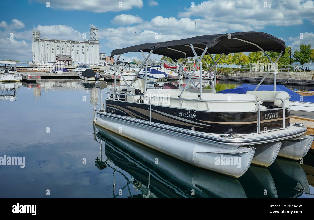 Waterfront and harbour of Downtown Collingwood in the summer, Ontario ...