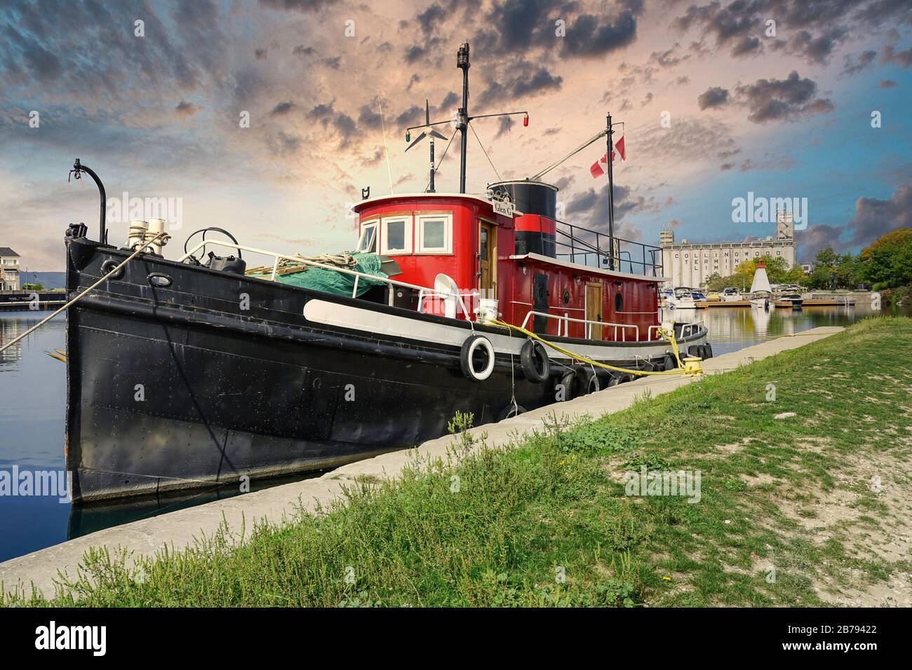 Waterfront and harbour of Downtown Collingwood in the summer, Ontario ...