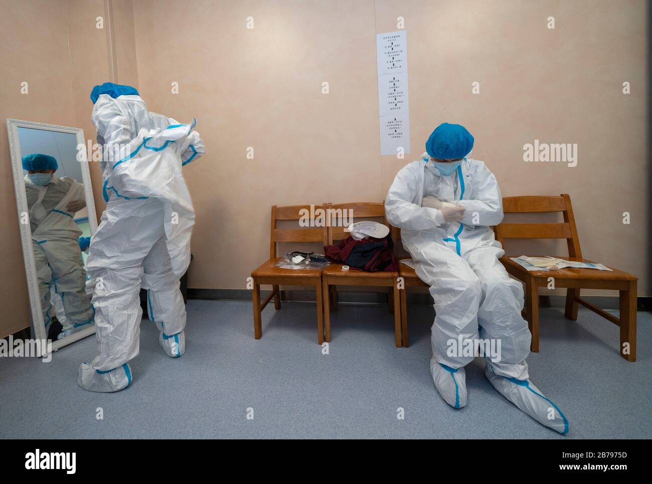 (200314) -- WUHAN, March 14, 2020 (Xinhua) -- Team member Yang Hui (R ...