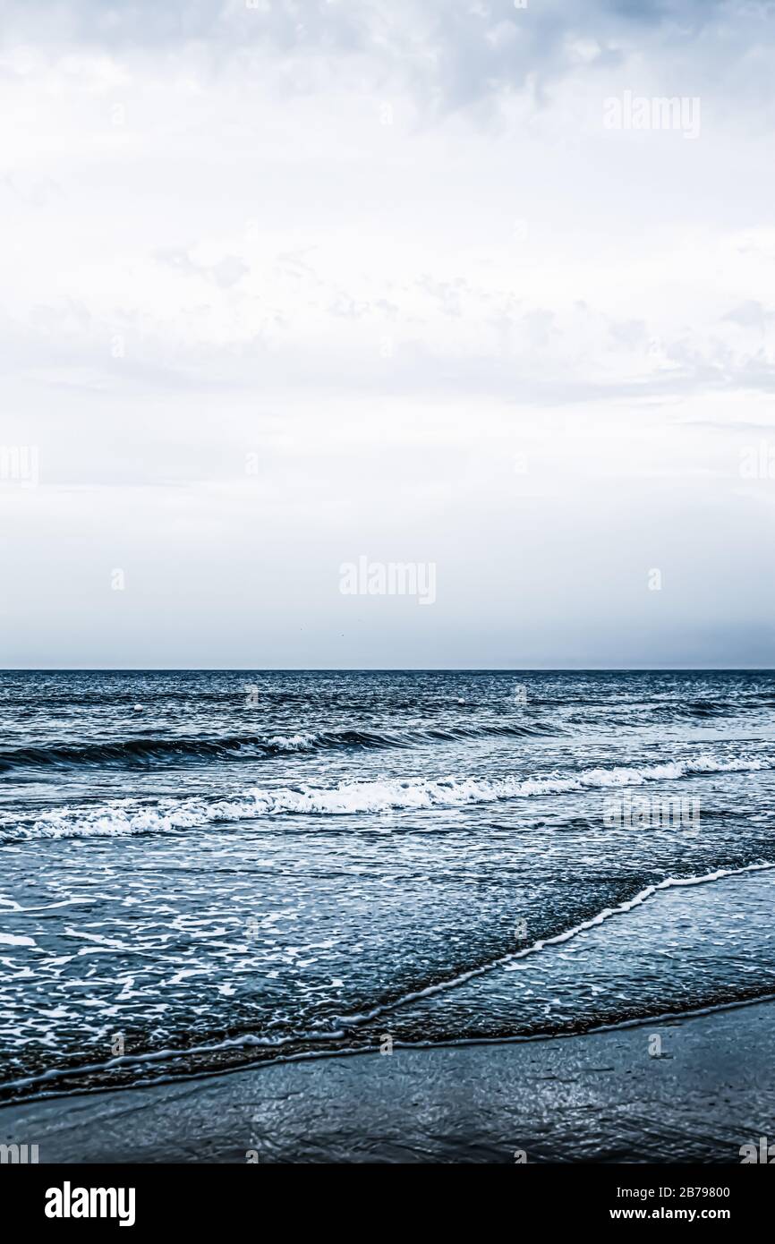Beautiful sea or ocean horizon, coast view from tropical sand beach ...