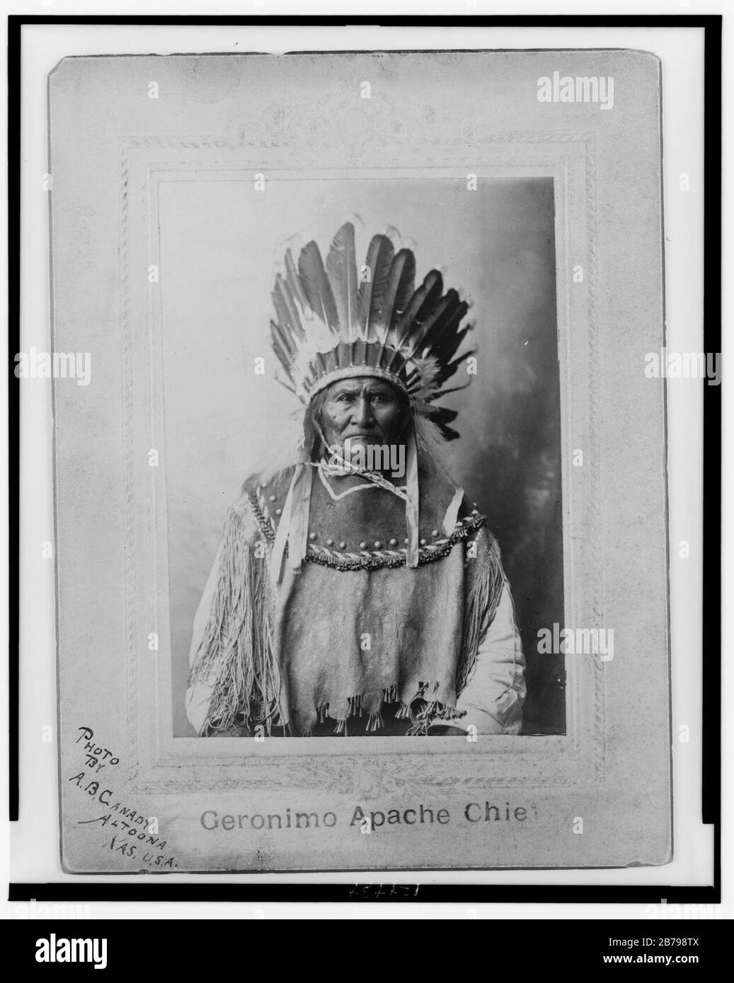 Vintage portrait of geronimo hi-res stock photography and images - Alamy