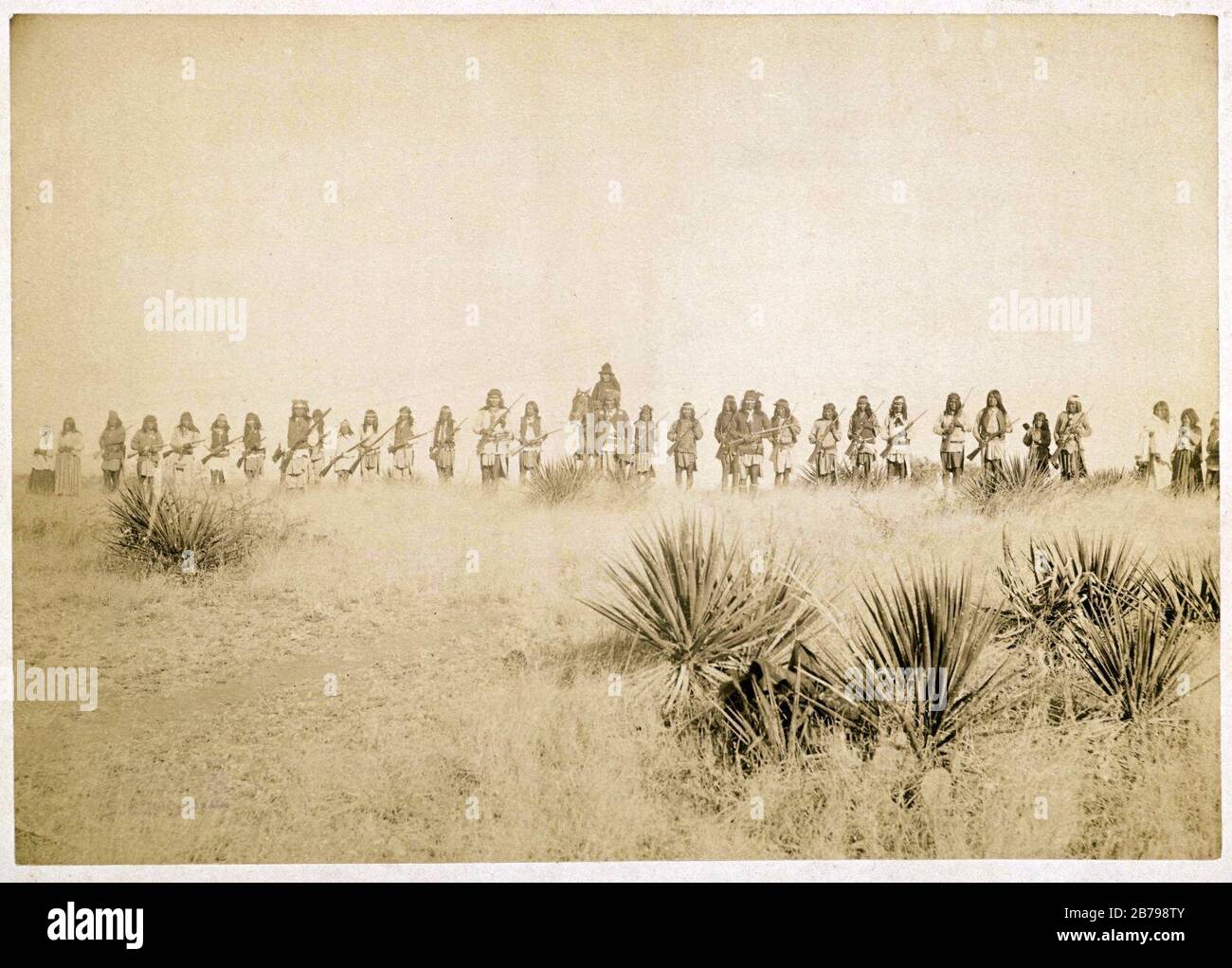 Geronimo and his warriors Stock Photo - Alamy