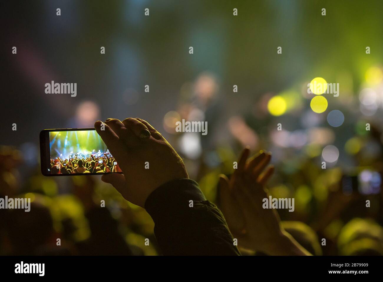 Hand smartphone fan hi-res stock photography and images - Alamy