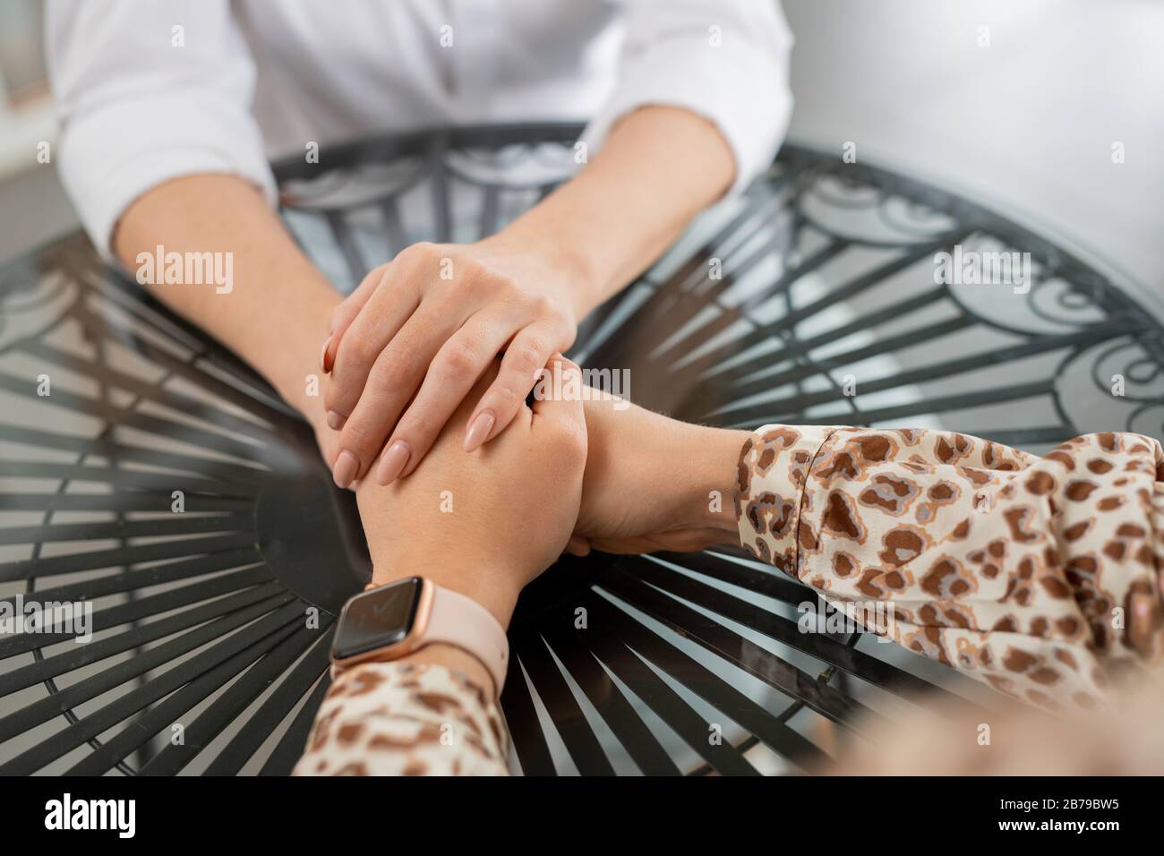 Two people sitting round table hi-res stock photography and images - Alamy