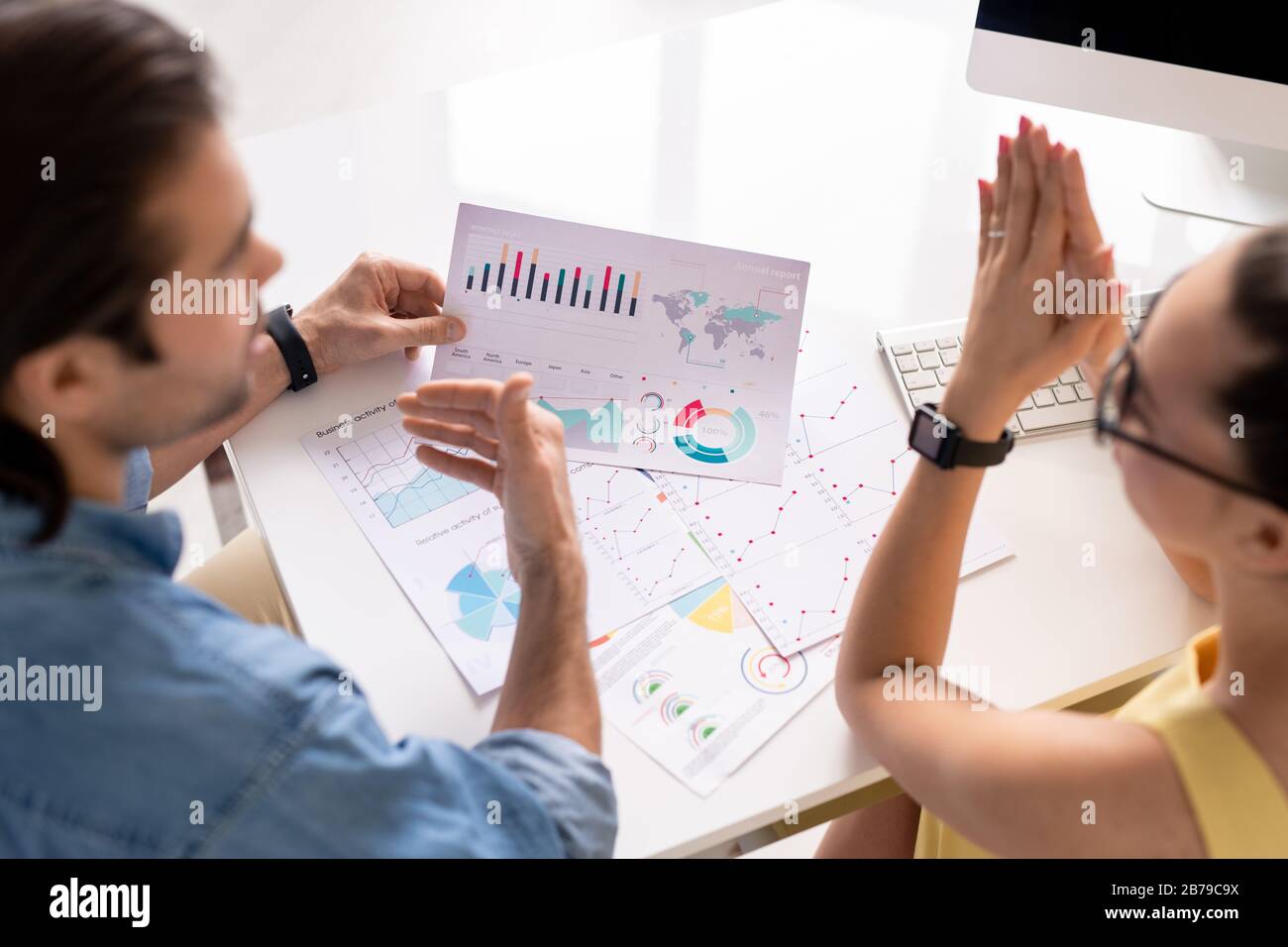 Financial analysts and discussion hi-res stock photography and images - Alamy