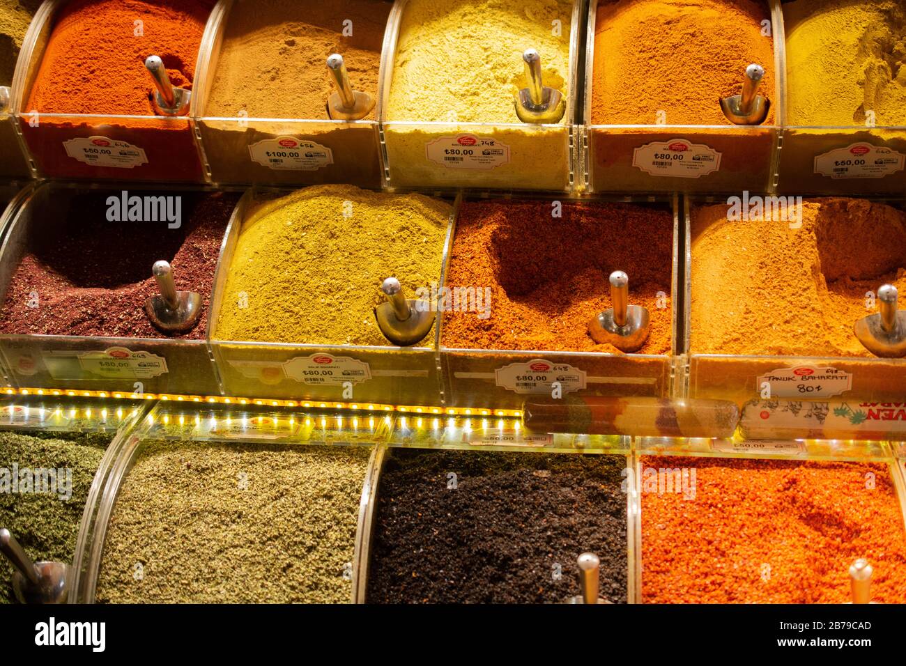 Oriental colorful spices in a traditional Turkish Spice Bazaar Stock ...