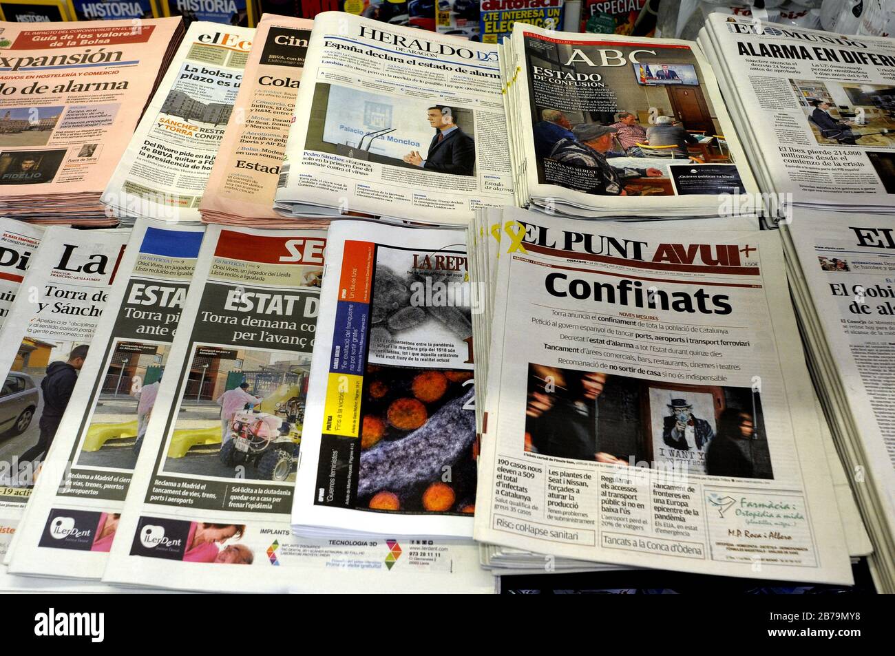 newspaper shop kiosk COVID-19 news Stock Photo - Alamy