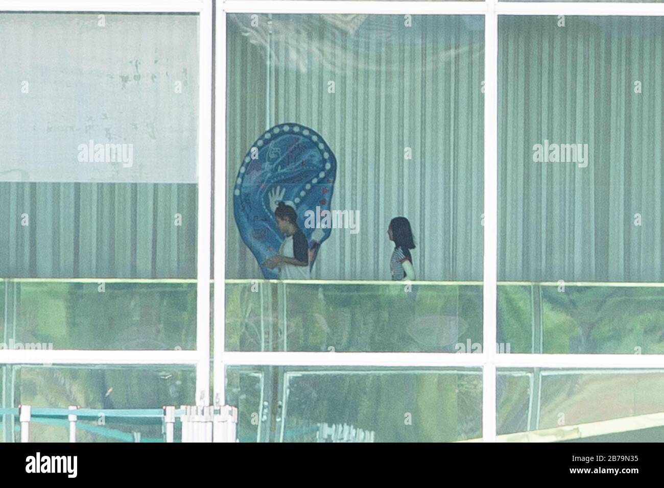 BRASÍLIA, DF - 14.03.2020: BOLSONARO CAMINHA NO ALVORADA - The first ...