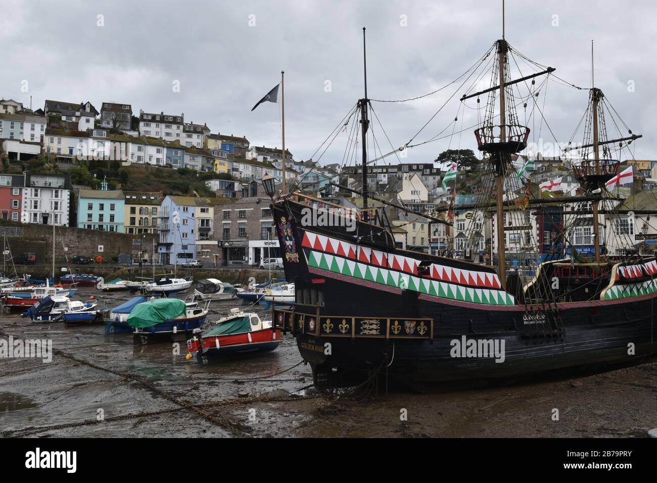 Old harbour and wooden ship uk hi-res stock photography and images - Alamy