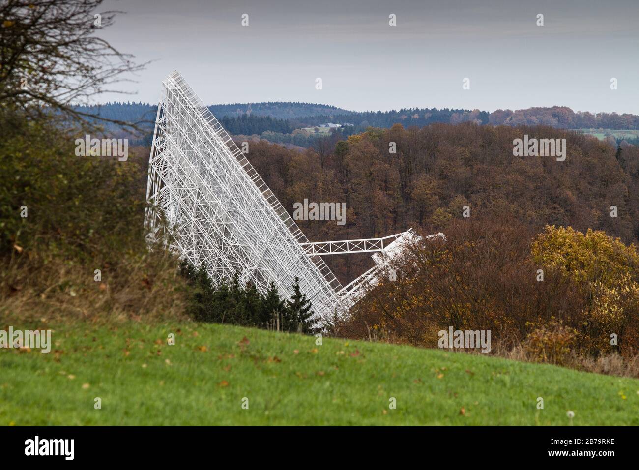 Effelsberg 100m radio telescope in the trees Stock Photo - Alamy