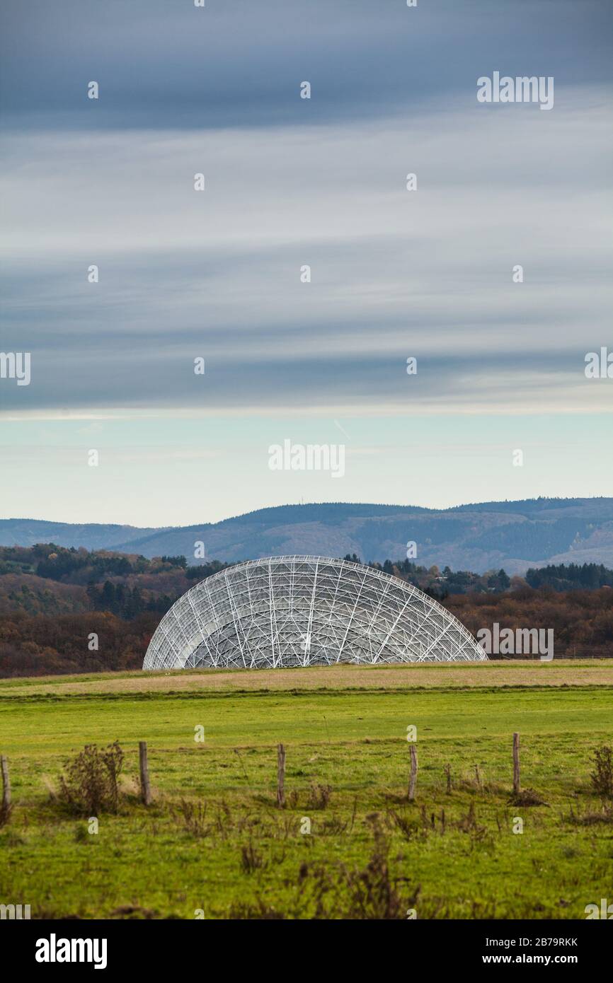Effelsberg 100m radio telescope Stock Photo - Alamy