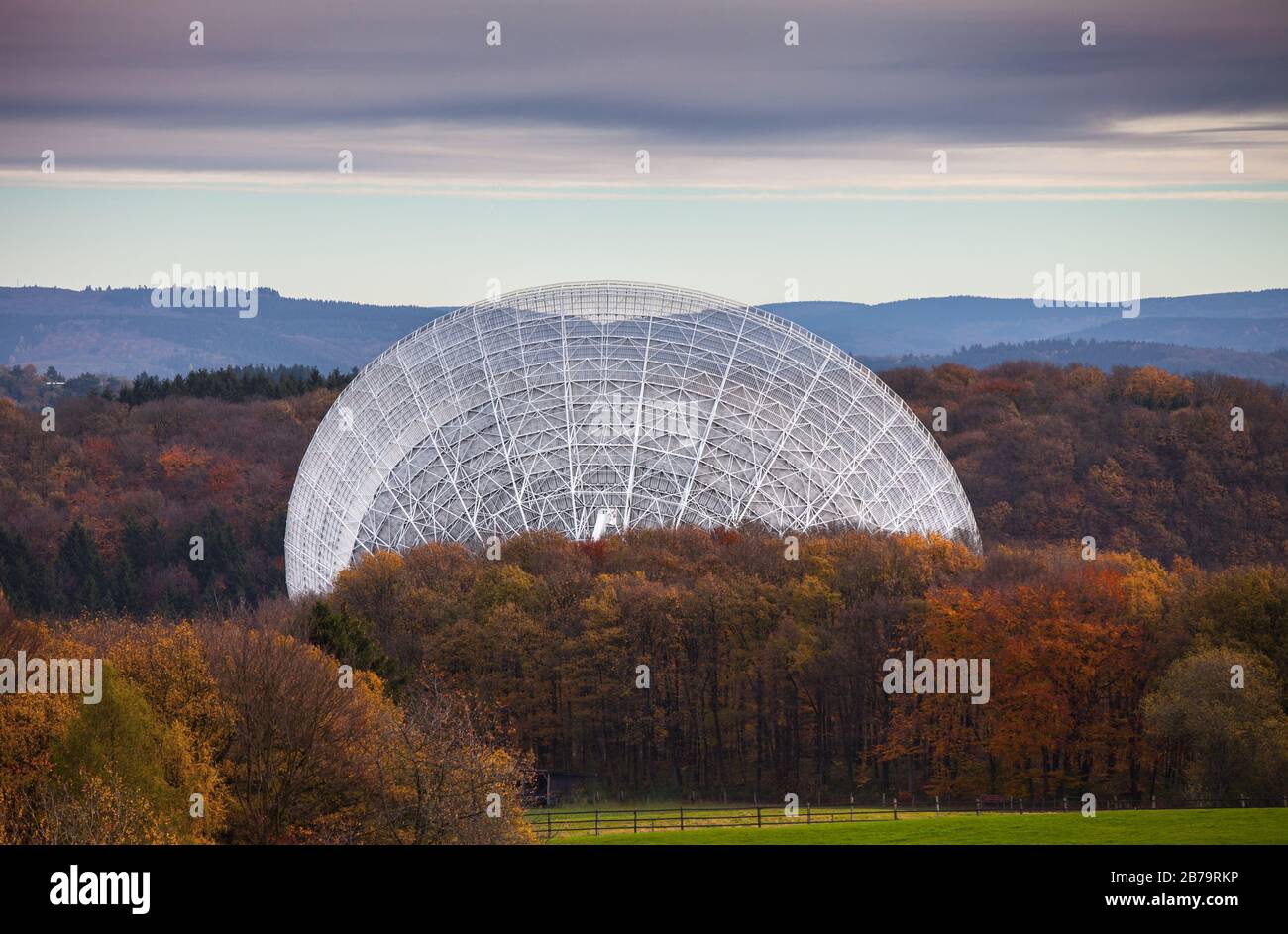 Effelsberg 100m radio telescope in the trees Stock Photo - Alamy