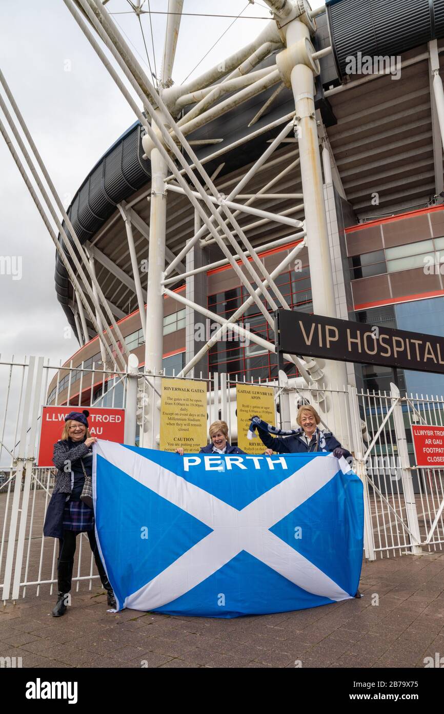 Principality stadium rugby crowd hi-res stock photography and images - Alamy