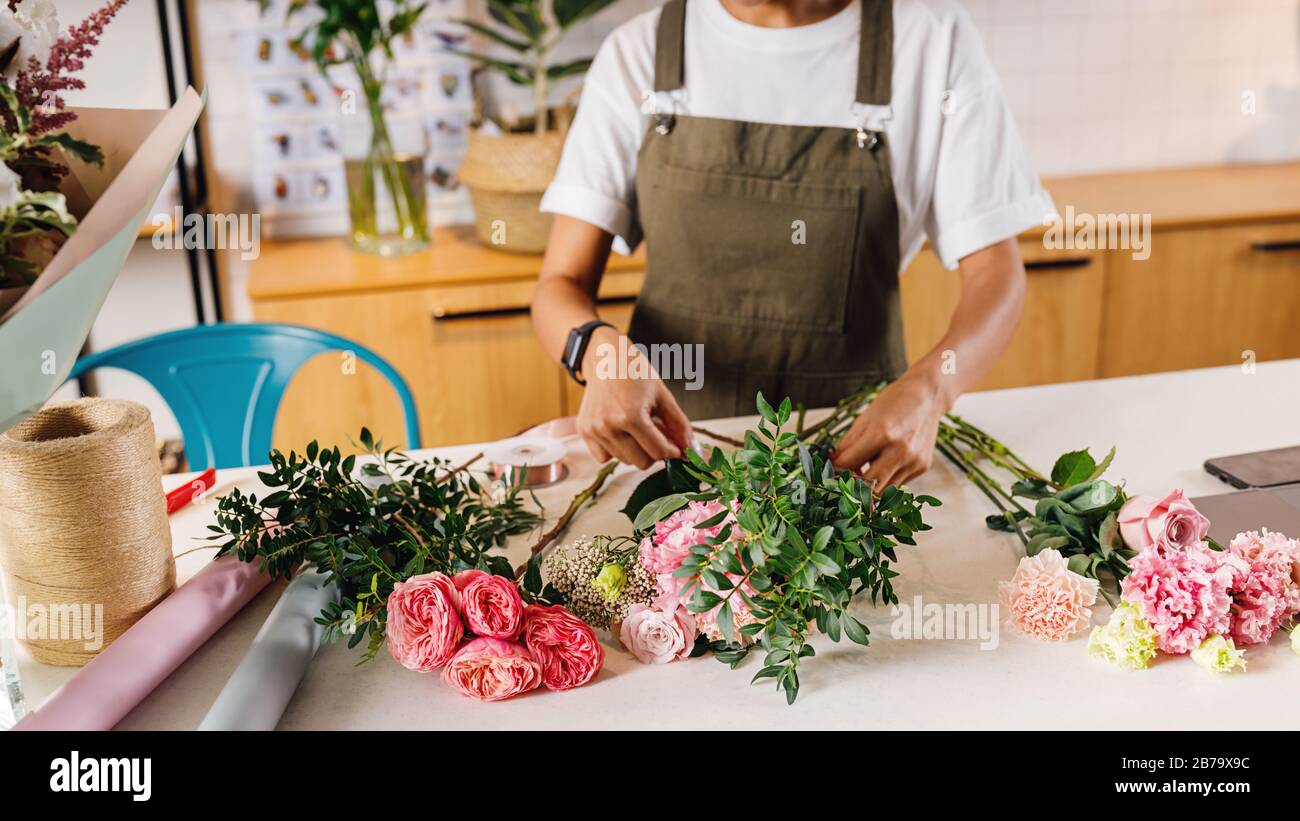Woman florist making bouquet hi-res stock photography and images - Alamy