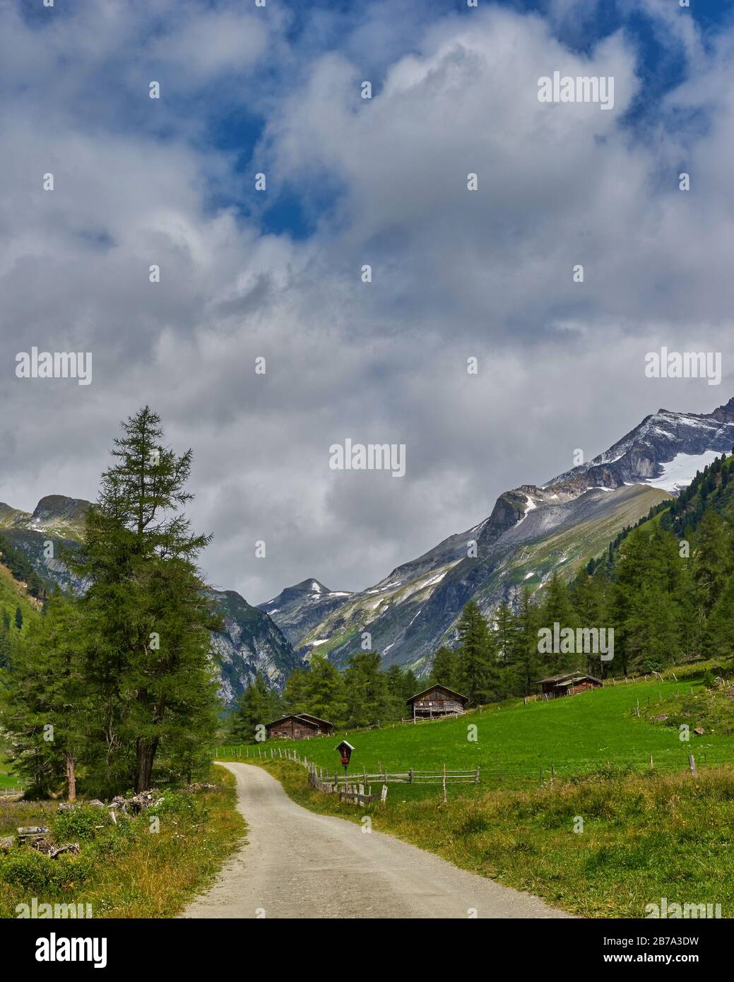 Alpine chalets hi-res stock photography and images - Alamy